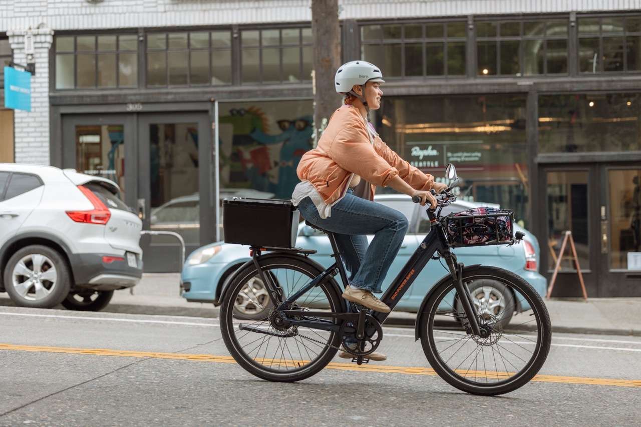 RAD Power Bikes lancia RadKick, un'eBike con trasmissione a cinghia che ...