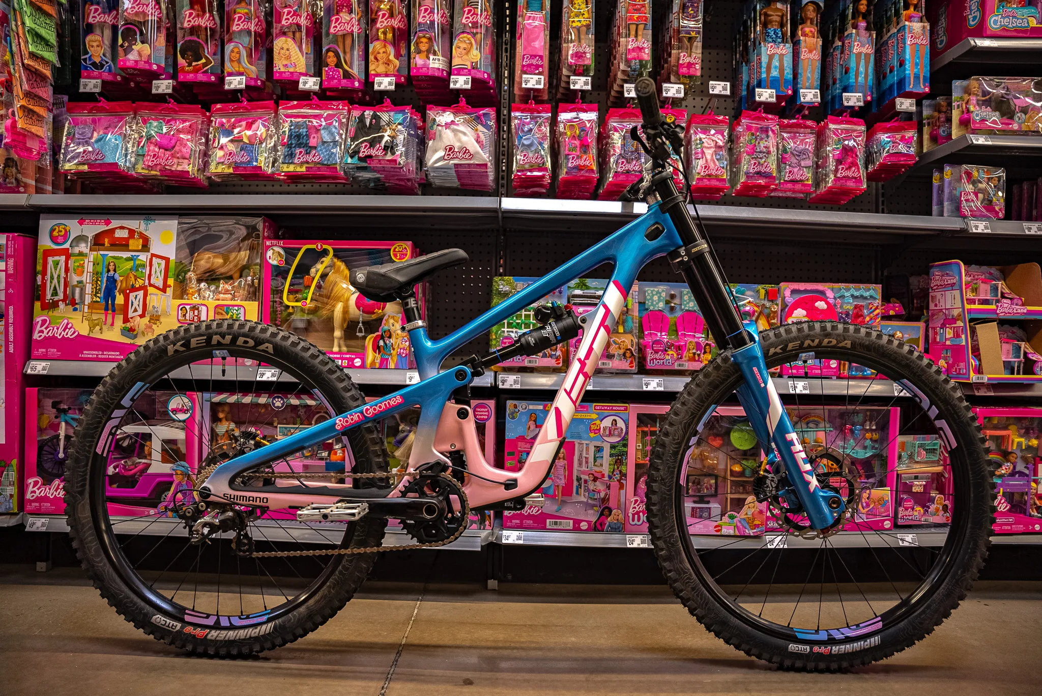 Bike Check: Robin Goomes fa la storia sulla Yeti SB 165 a tema Barbie con le nuove ruote ENVE ...